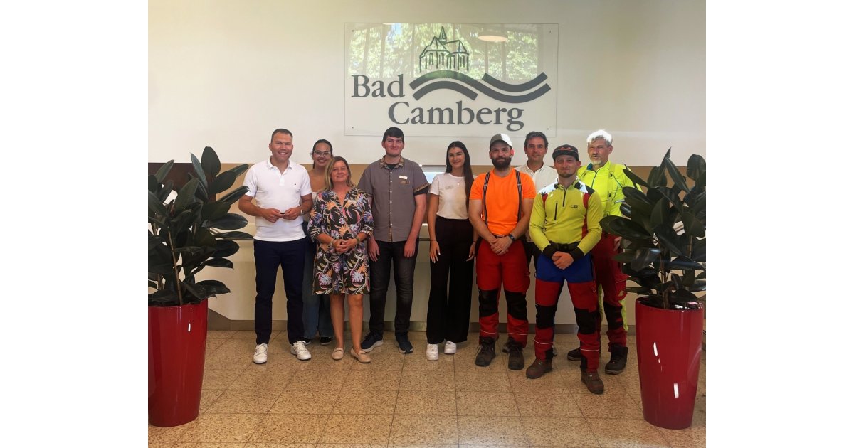 Bürgermeister Daniel Rühl gratuliert zur bestandenen Prüfung und ...