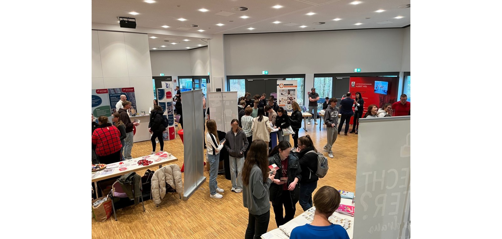 Berufsinformationstag: Schülerinnen und Schüler informieren sich über Ausbildungsmöglichkeiten ...