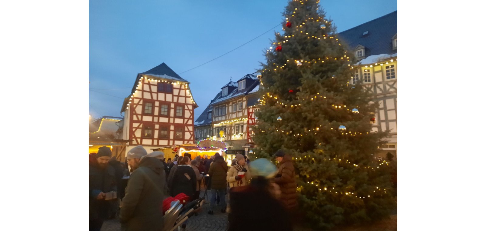 Christkindlmarkt mit weihnachtlicher Stimmung und besonderer Atmosphäre ...