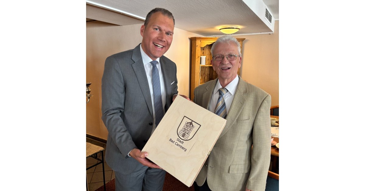 Bürgermeister Daniel Rühl gratuliert Heinz Schaus zum 80. Geburtstag ...